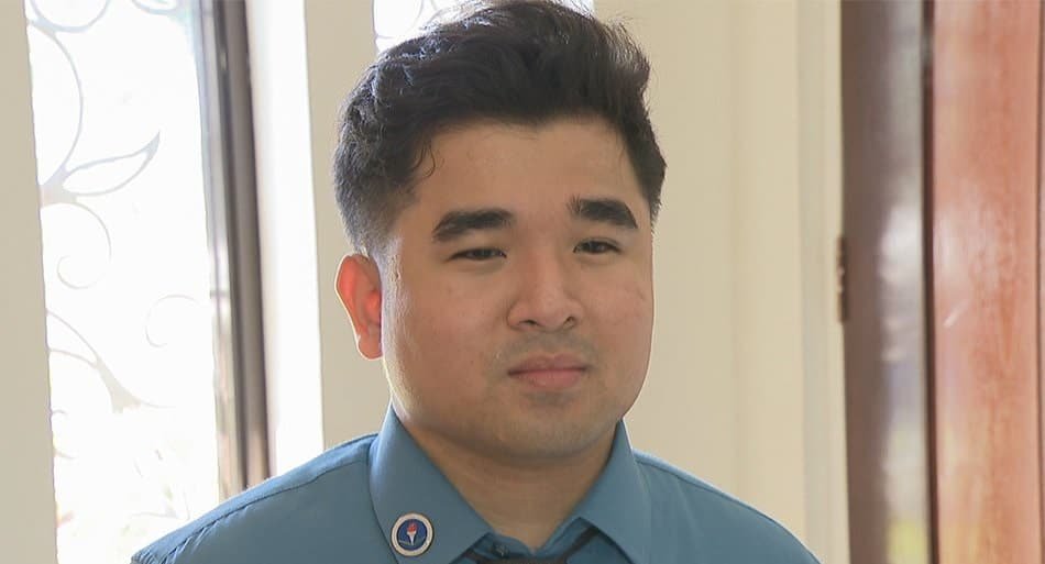 Man with Hearing Impairment Aspires to Become SPED Teacher, Inspires ...