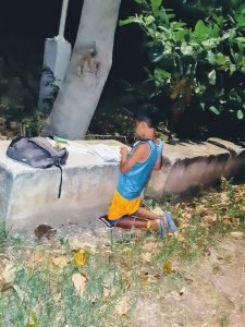 Student Goes Viral as He Studies Under the Light of a Street Lamp ...