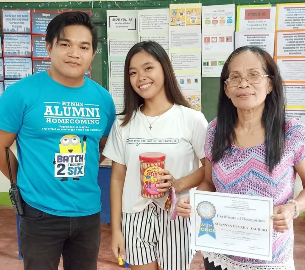 Teacher Gives Gifts to Honor Students, Motivates Learners to Do Better ...